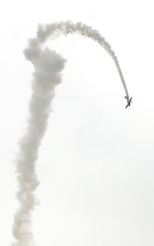 Stunt pilots practice at local airport | News | pmg-ky2.com