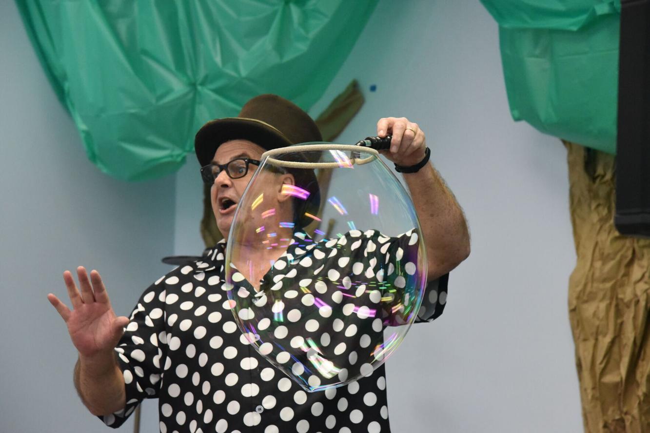 A ‘bubbly’ personality: ‘Bubbleologist’ Steve Langley entertains at Chester Library | The News ...
