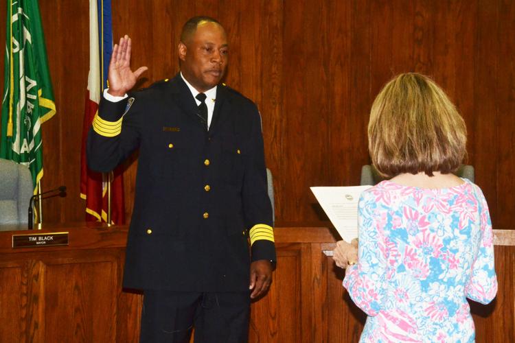 Lewis sworn in as police chief | News | pmg-va.com
