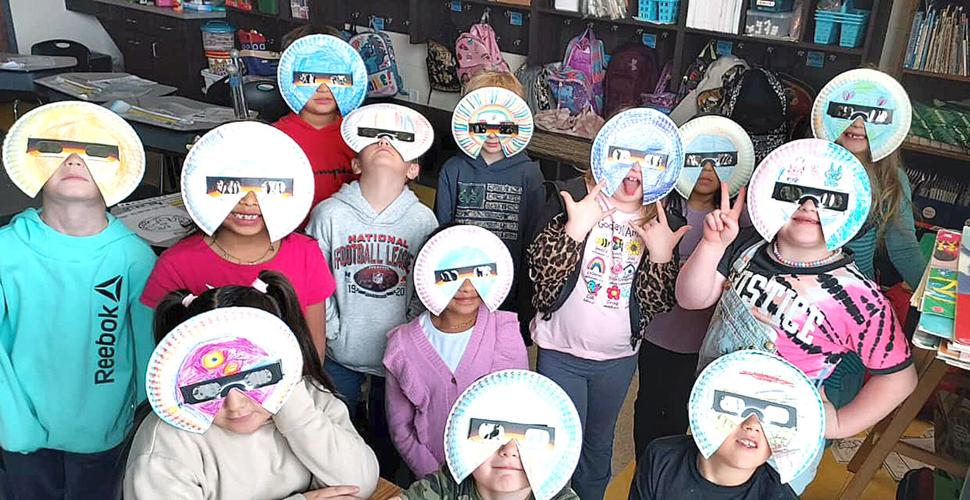 Kids enjoy eclipse, despite clouds | News | pmg-va.com