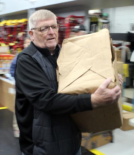 Volunteers distribute Thanksgiving meals | News | pmg-va.com