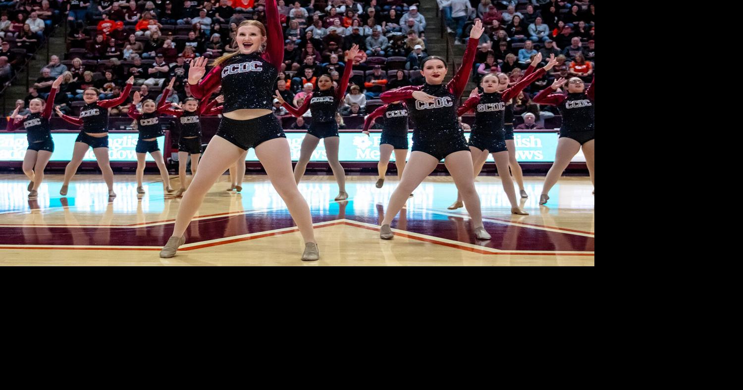 Dancers entertain at college halftime shows | News | pmg-va.com