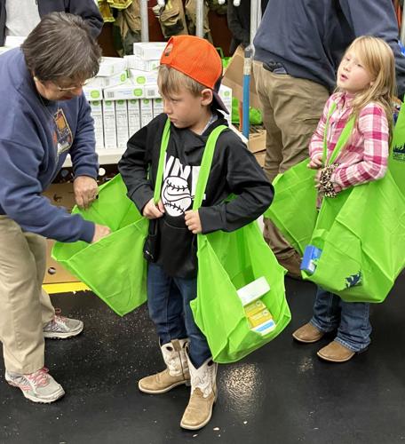 Volunteers distribute Thanksgiving meals | News | pmg-va.com