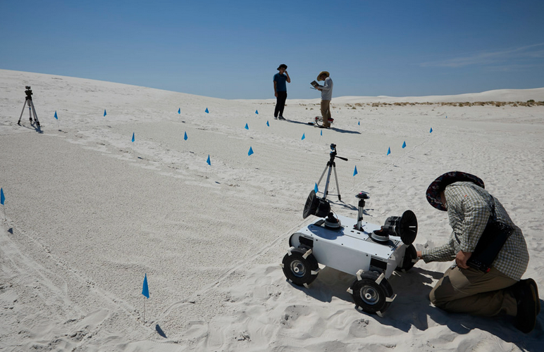 Researchers are teaching robots to walk on Mars from the sand of New ...