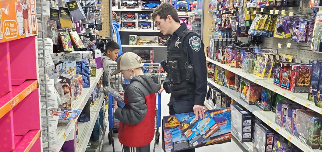 Sheriff recruits elves to shop with kids | News | polkio.com