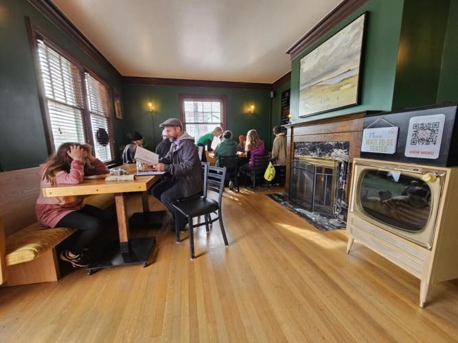New neighborhood pub Red Clover offers cozy dining | News | polkio.com