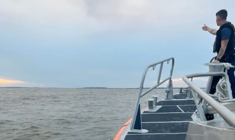 2 people rescued after boat capsizes on Winyah Bay