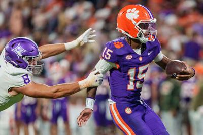 Clemson frosh QB mimics LaNorris Sellers, then gets hurt