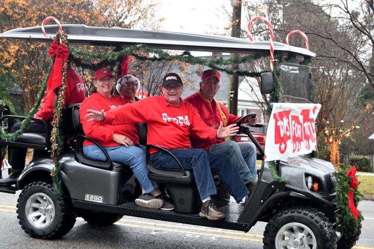 North Augusta hosts Christmas parade, families come out in the rain ...