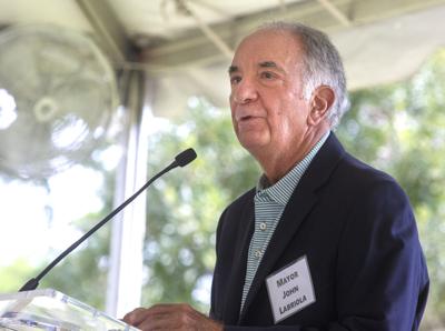 Kiawah mayor quits, will leave council in March