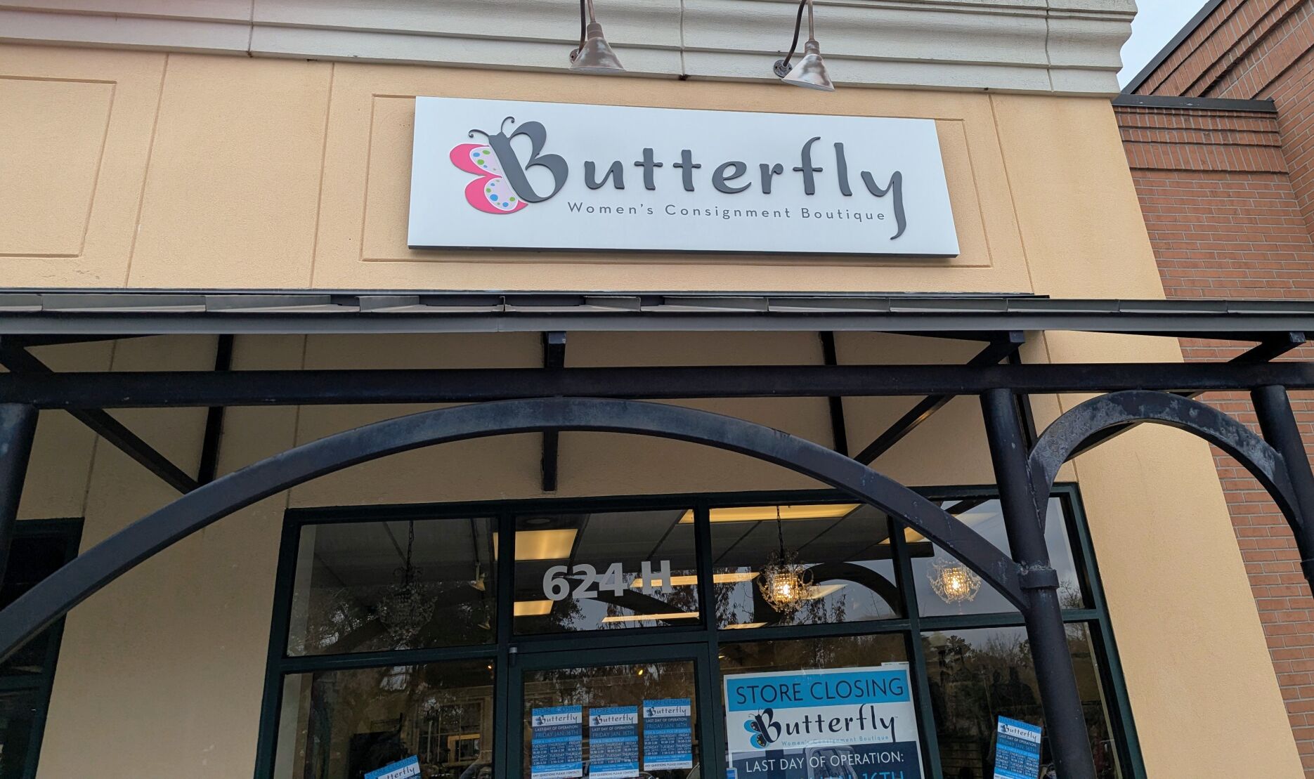 Consignment shop signs off