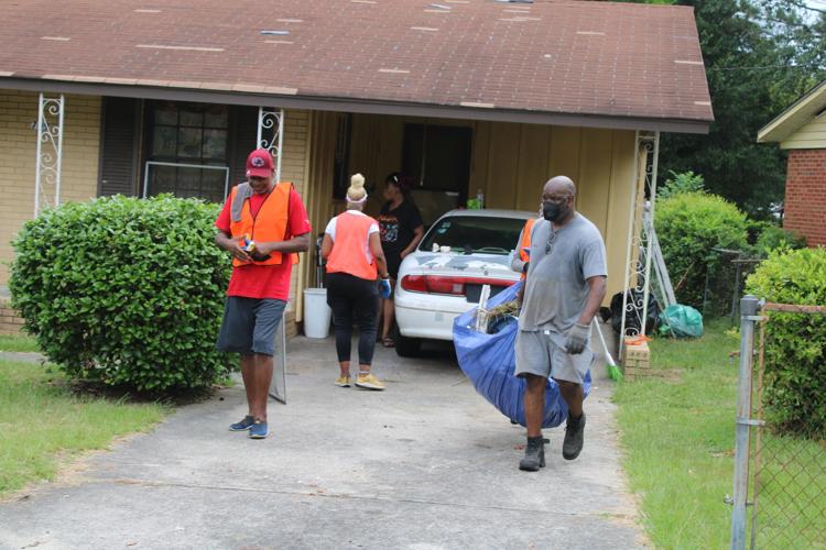 Washington Circle residents come together to clean up neighborhood