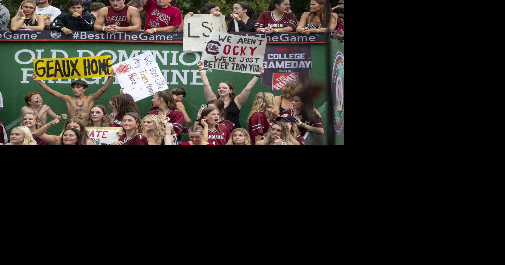 'College GameDay' crowd endures rain to check out ESPN show