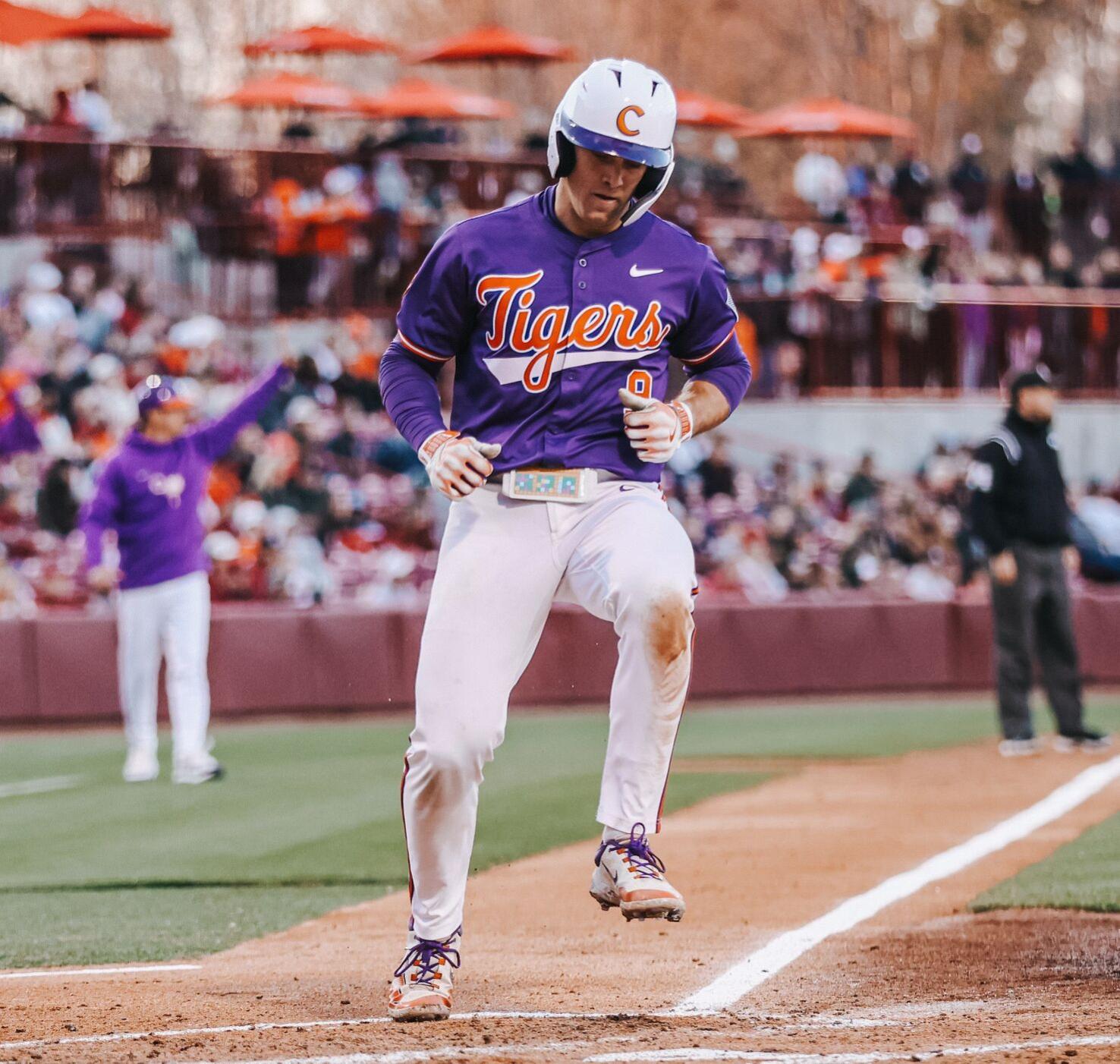 Gamecocks, Clemson finish three-game rivalry series