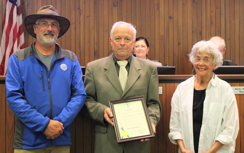 Town Councilmember Bob Jackson sets table for re-election