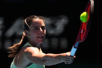 Emma Navarro falls to Iga Swiatek at Australian Open