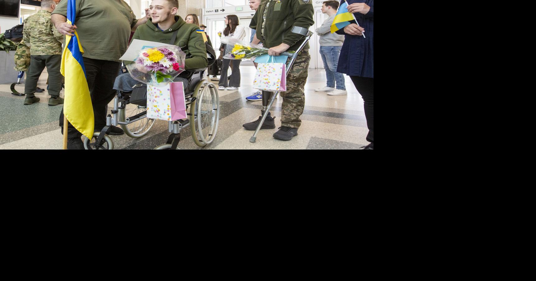 Ukrainian soldiers get heroes' welcome as locals seek support for war ...