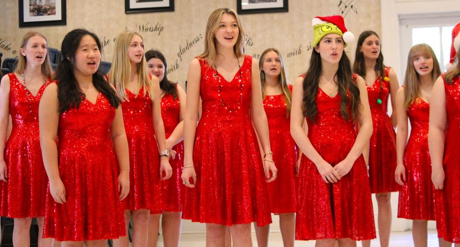 Churning out the Christmas cheer: Wando Show Choir performs at Rotary ...
