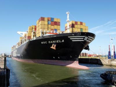Supersized container ships could pose threat to expanded Panama Canal