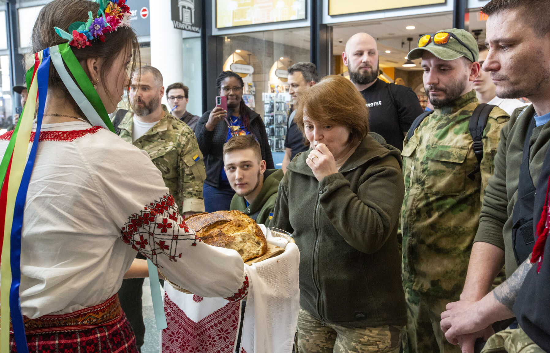 Ukrainian soldiers get heroes' welcome as locals seek support for war ...