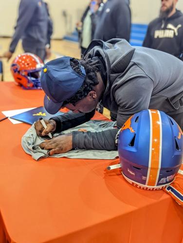 Midland Valley's Dunbar signs to play football at West Virginia