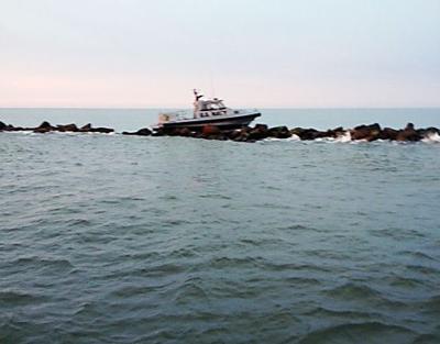 Yacht sinks after striking Charleston Harbor jetty