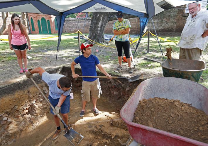 Archaeologists find Revolutionary War history at Aiken-Rhett House
