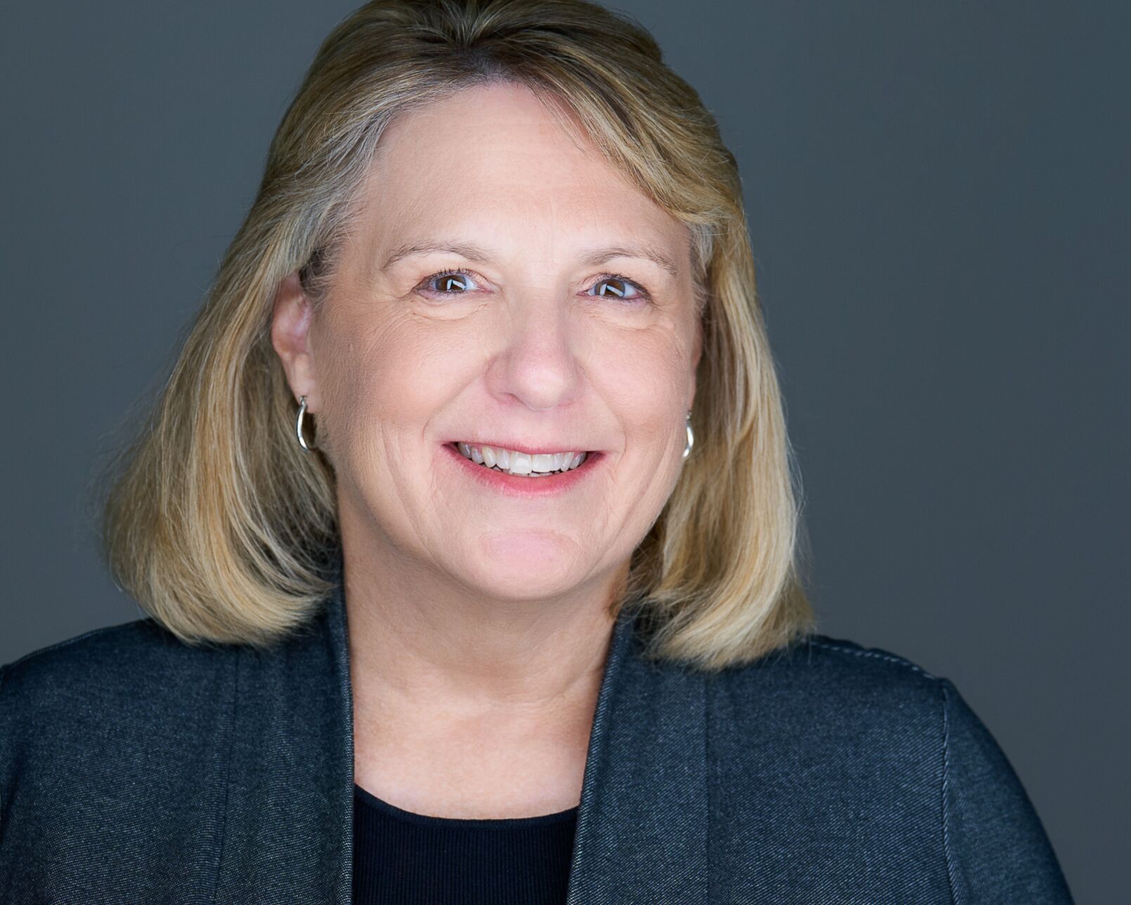 Mindy Mets receives 2025 CNTA Nuclear Service Award