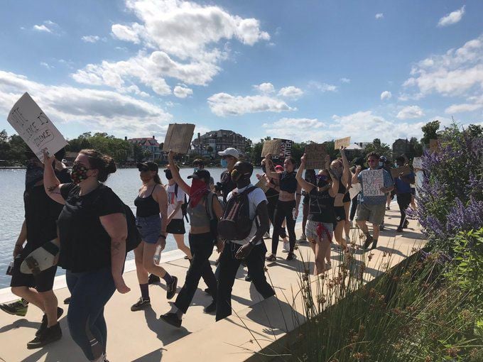 Peaceful Charleston protesters march around Colonial Lake, take a knee ...