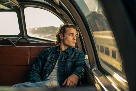 Kelly Clarkson covered Max McNown. Now he's playing on IOP.