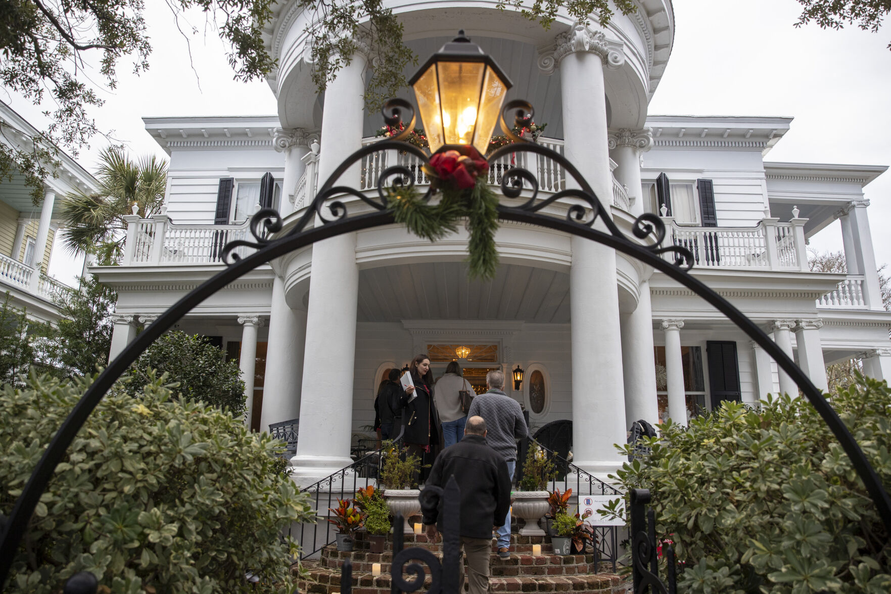 Historic Charleston homes on display during candlelight tour