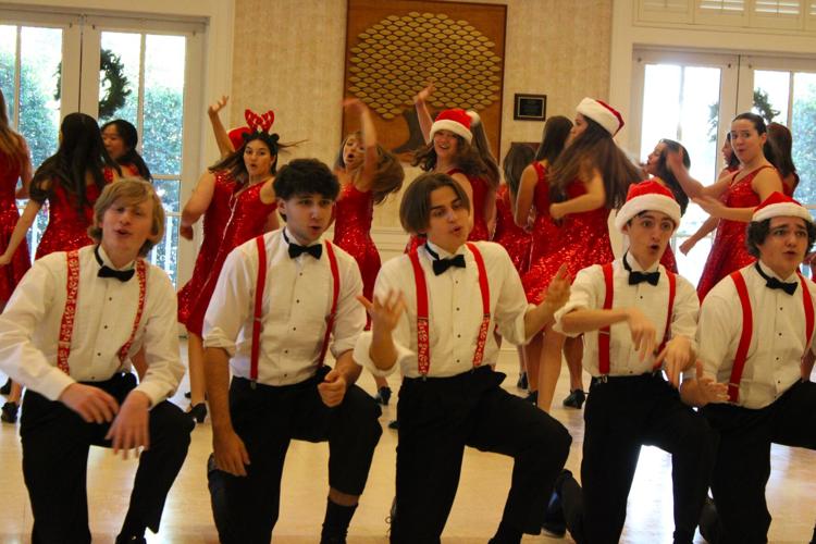 Churning out the Christmas cheer: Wando Show Choir performs at Rotary ...