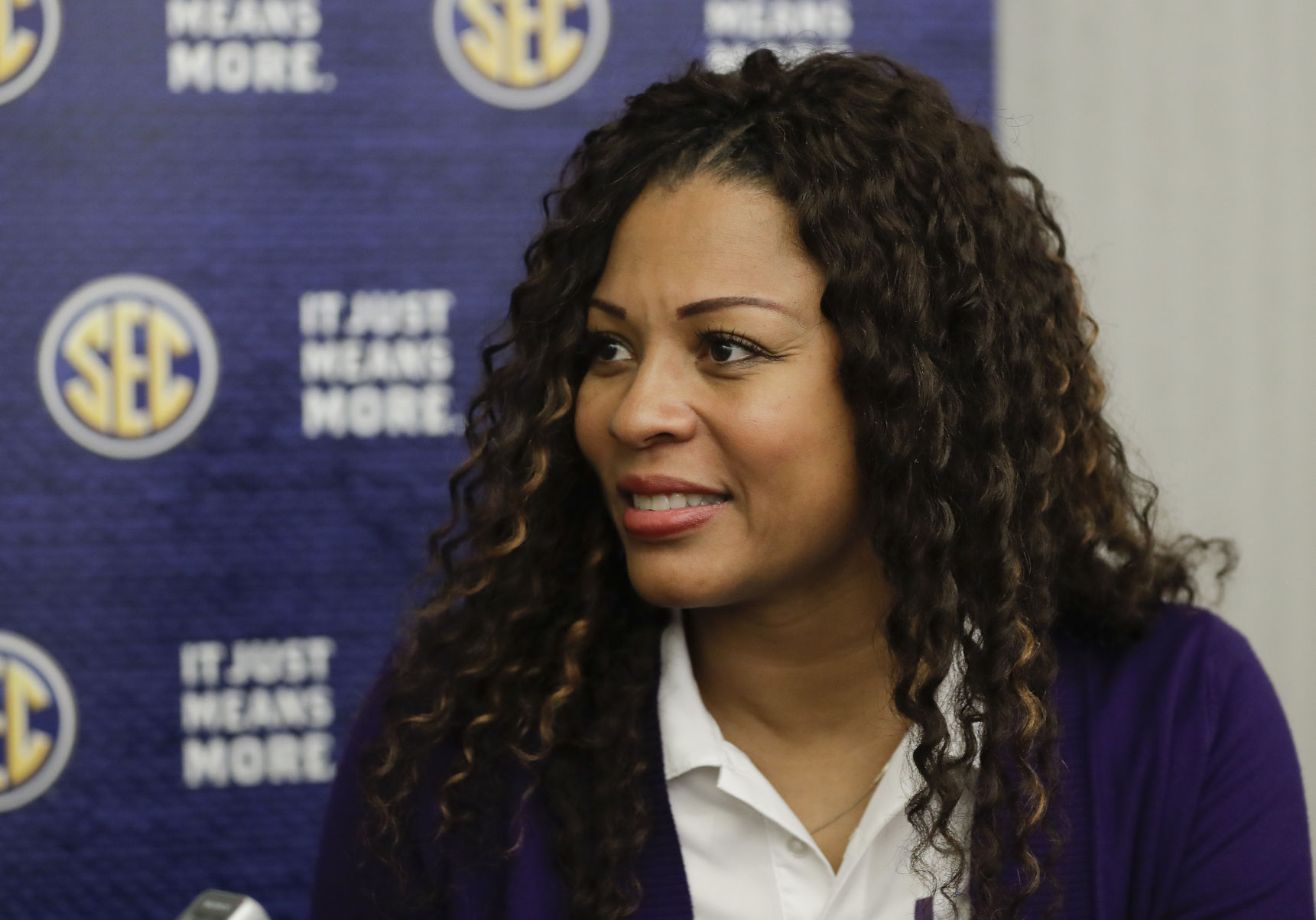 LSU coach discusses her famous father-in-law Antonio Fargas