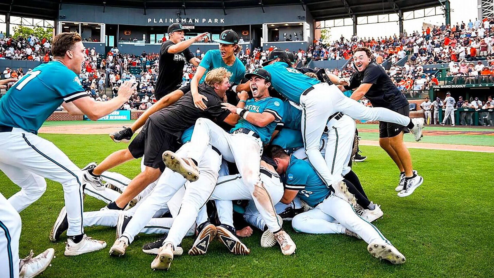 Coastal Carolina tops Auburn in super regional to reach CWS