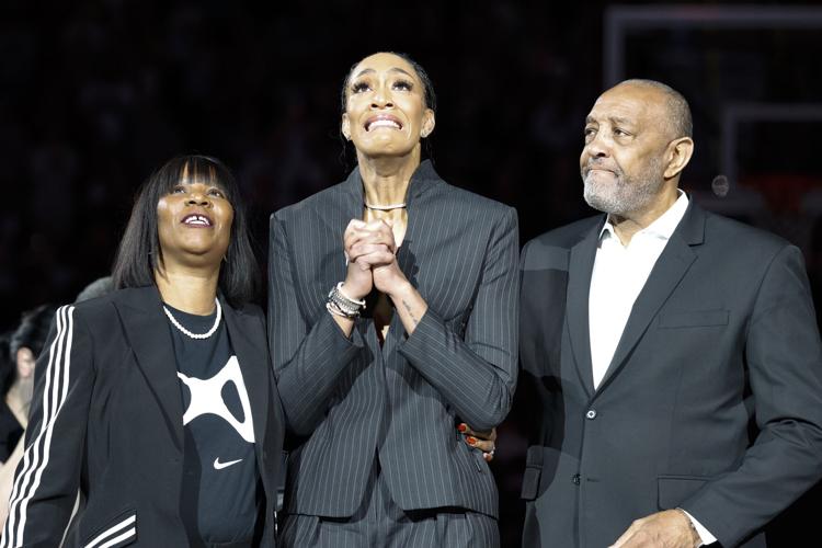 Gamecocks women crush Auburn after Wilson's jersey retired