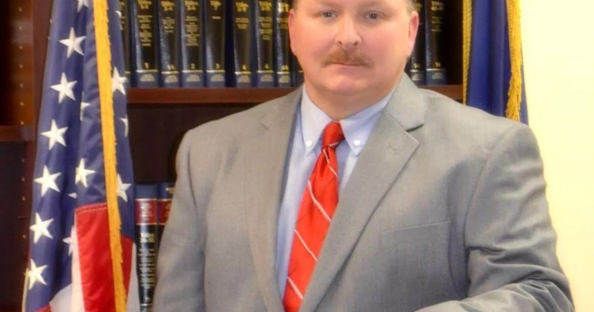 Man in custody after allegedly stabbing Bonneau police chief in face