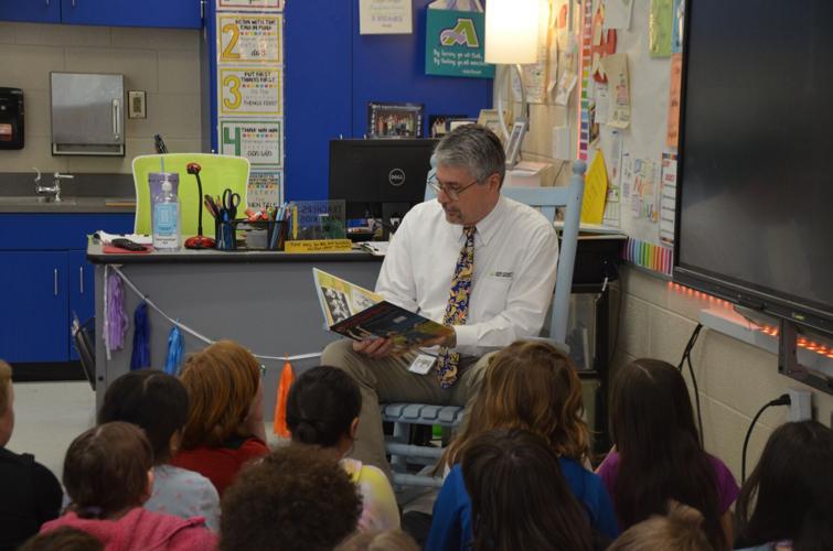 King Laurence reads for Mossy Creek students | Aiken Area Education ...