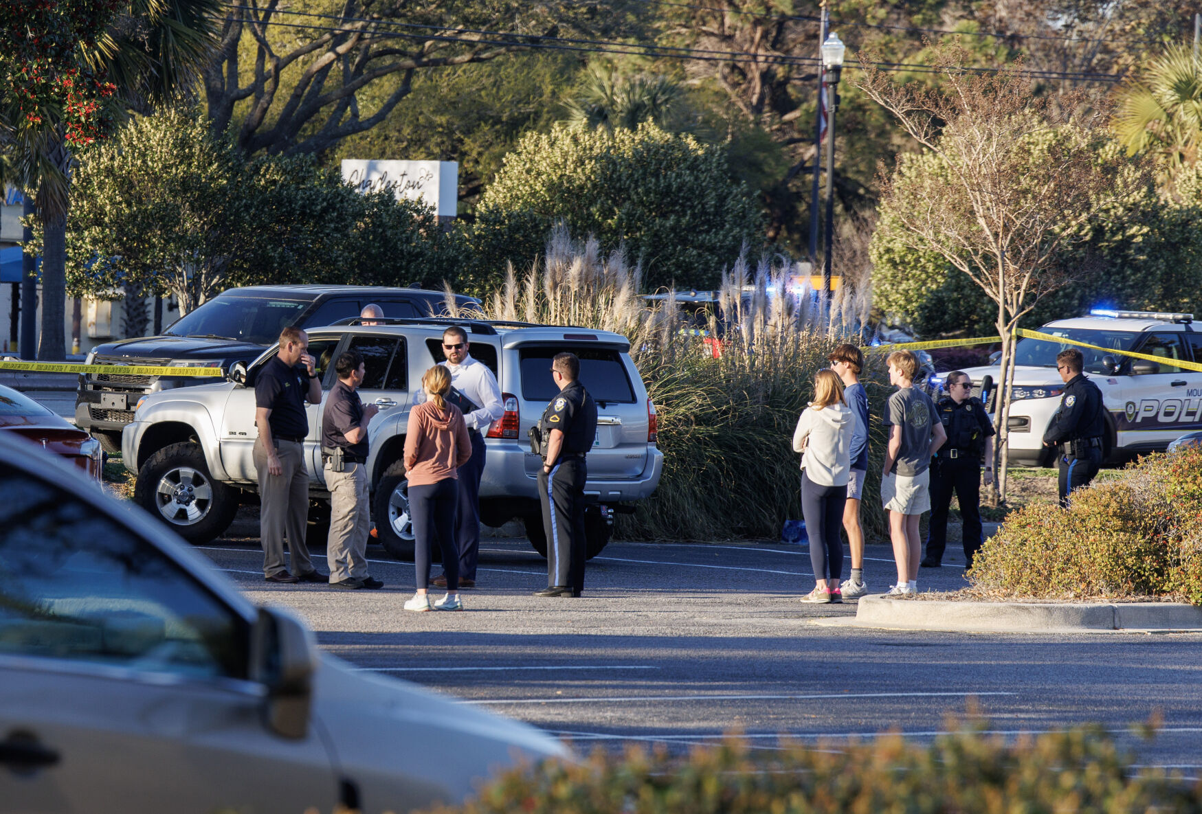 Man arrested after stabbing cop, prompting Mt. P shooting