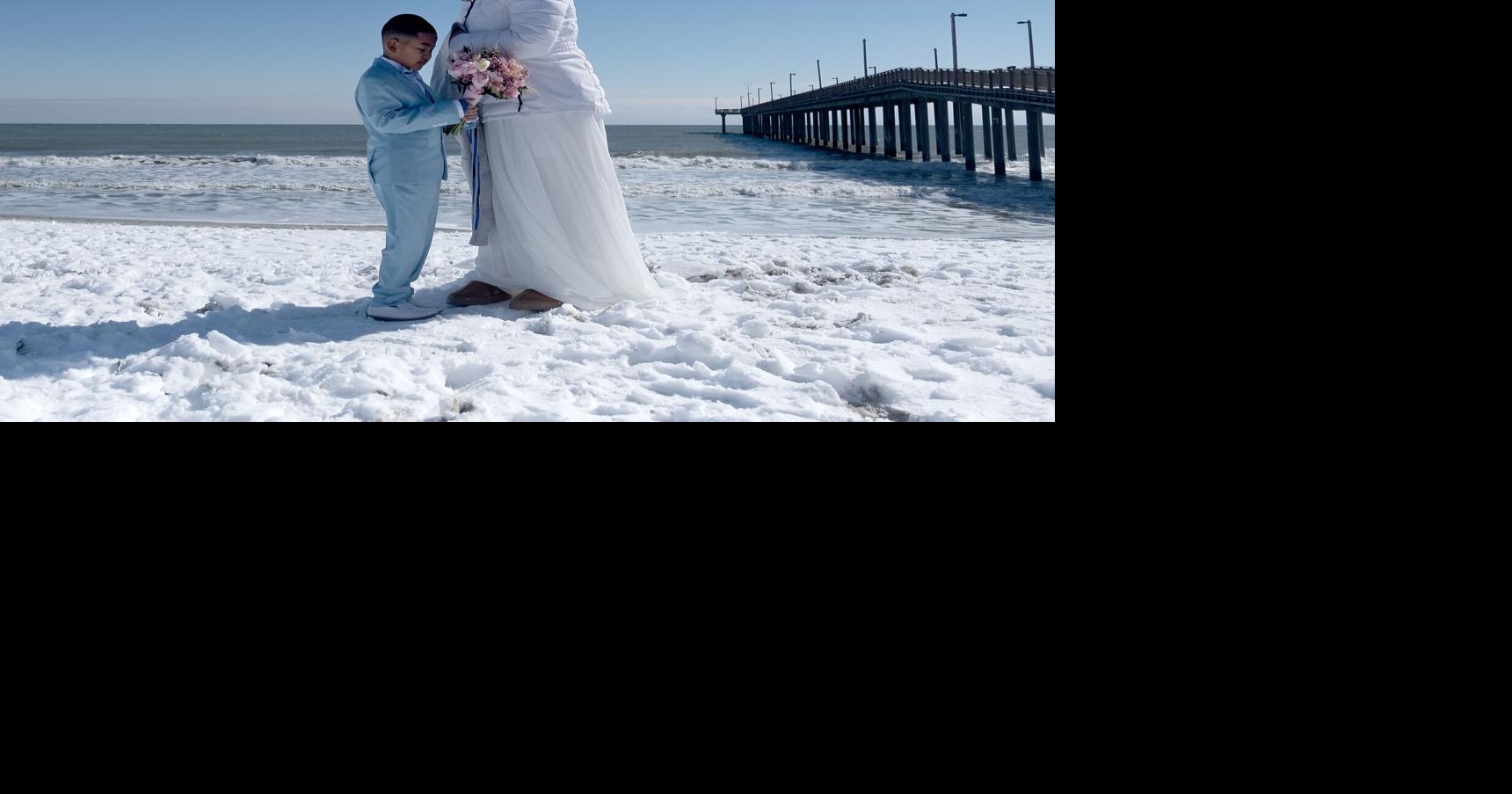 Myrtle Beach-area couple weds on beach after rare snowfall