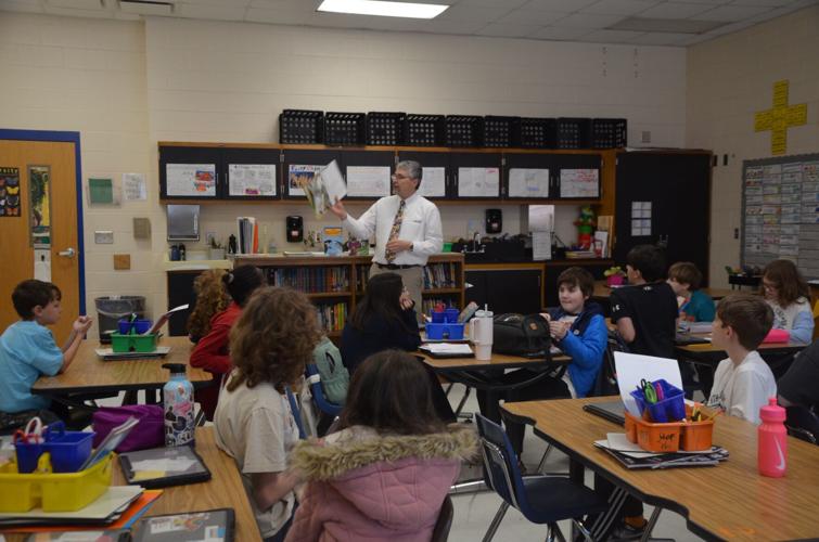 King Laurence reads for Mossy Creek students | Aiken Area Education ...