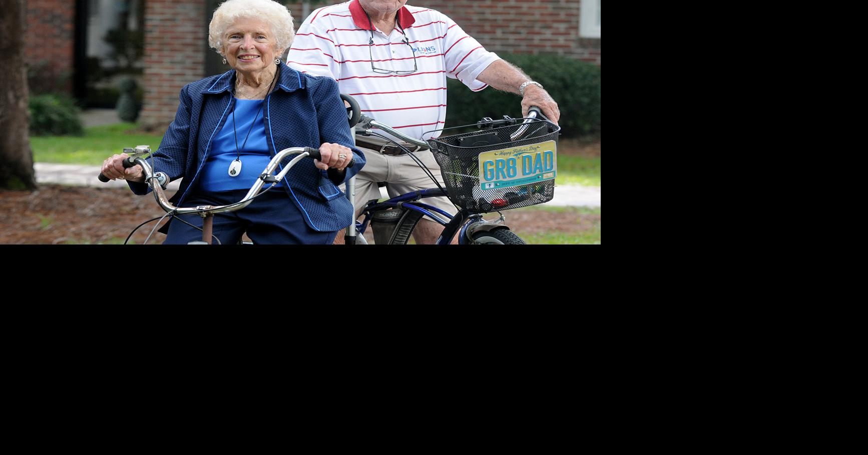 Seniors Facetime with family while facilities are in lockdown | News ...