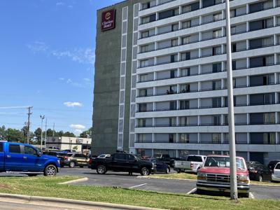 Armed man in hotel parking lot near Carowinds surrenders to York County ...