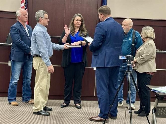 Chapin council endorses mayor's bid for hiring, firing power