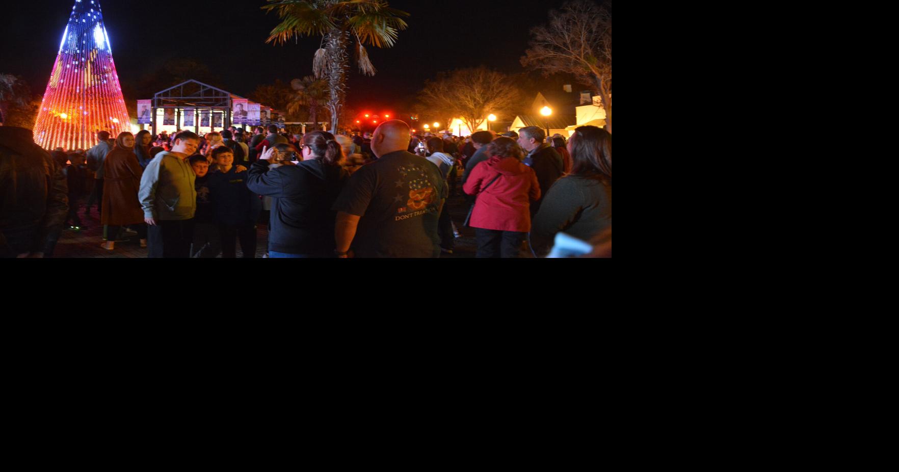 Annual Christmas tree lighting brings families, festivities to downtown ...