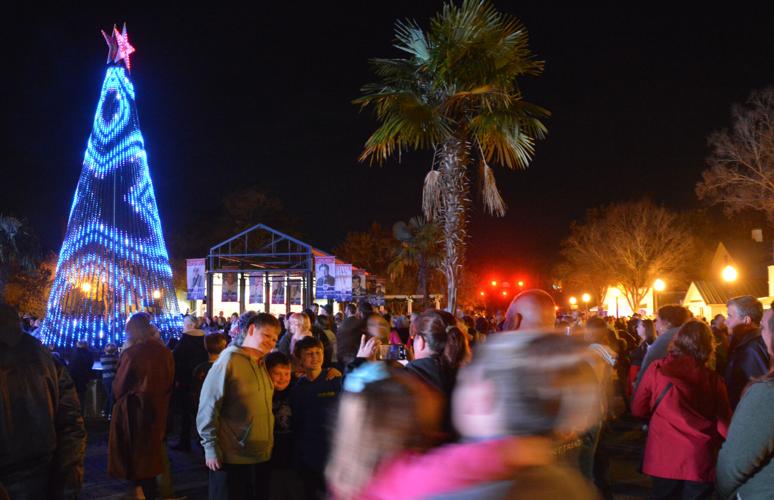 Annual Christmas tree lighting brings families, festivities to downtown ...