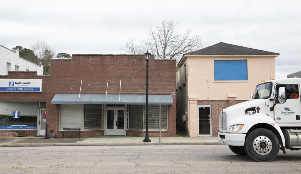 Fatal shooting of retired SC attorney stuns small town; son remains in ...