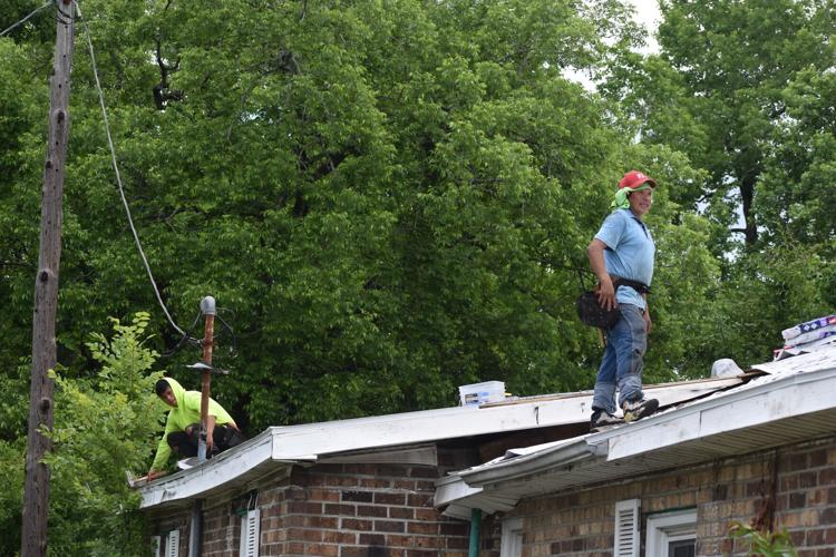 Local roofers, VFW help Georgetown veteran get new roof