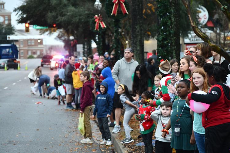 North Augusta hosts Christmas parade, families come out in the rain