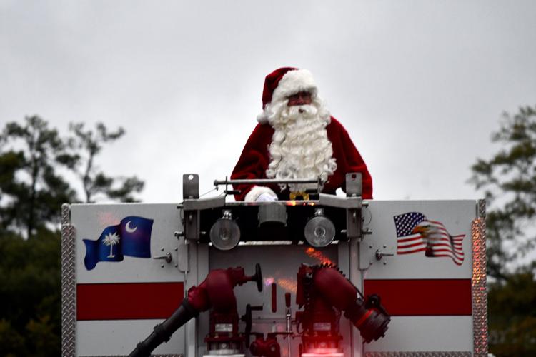 North Augusta hosts Christmas parade, families come out in the rain ...