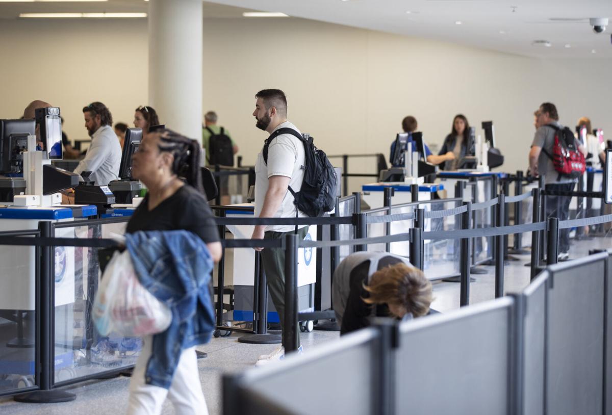 New site track TSA wait times, parking at Charleston airport